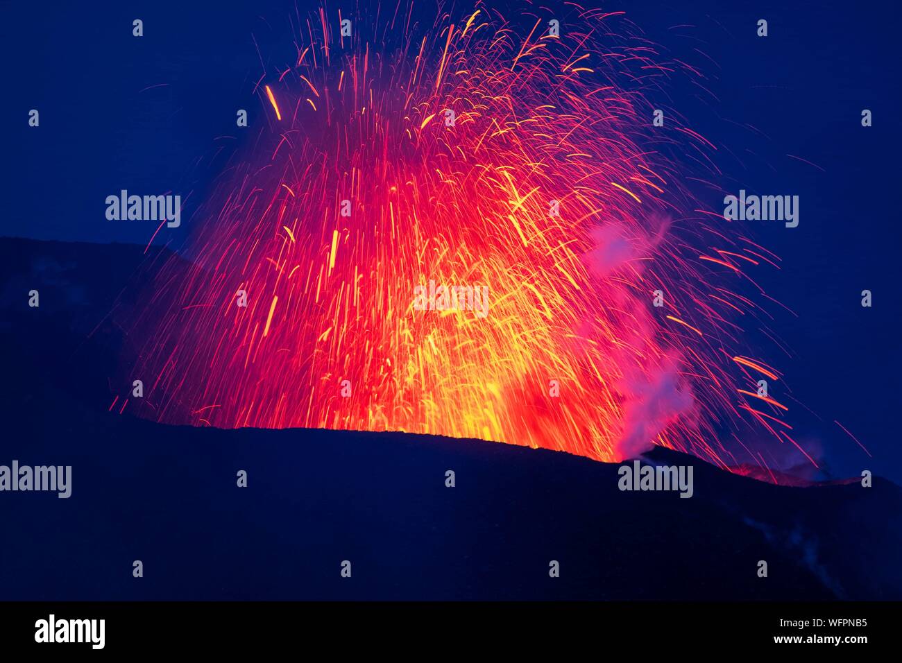 Volcanic bombs hi-res stock photography and images - Alamy