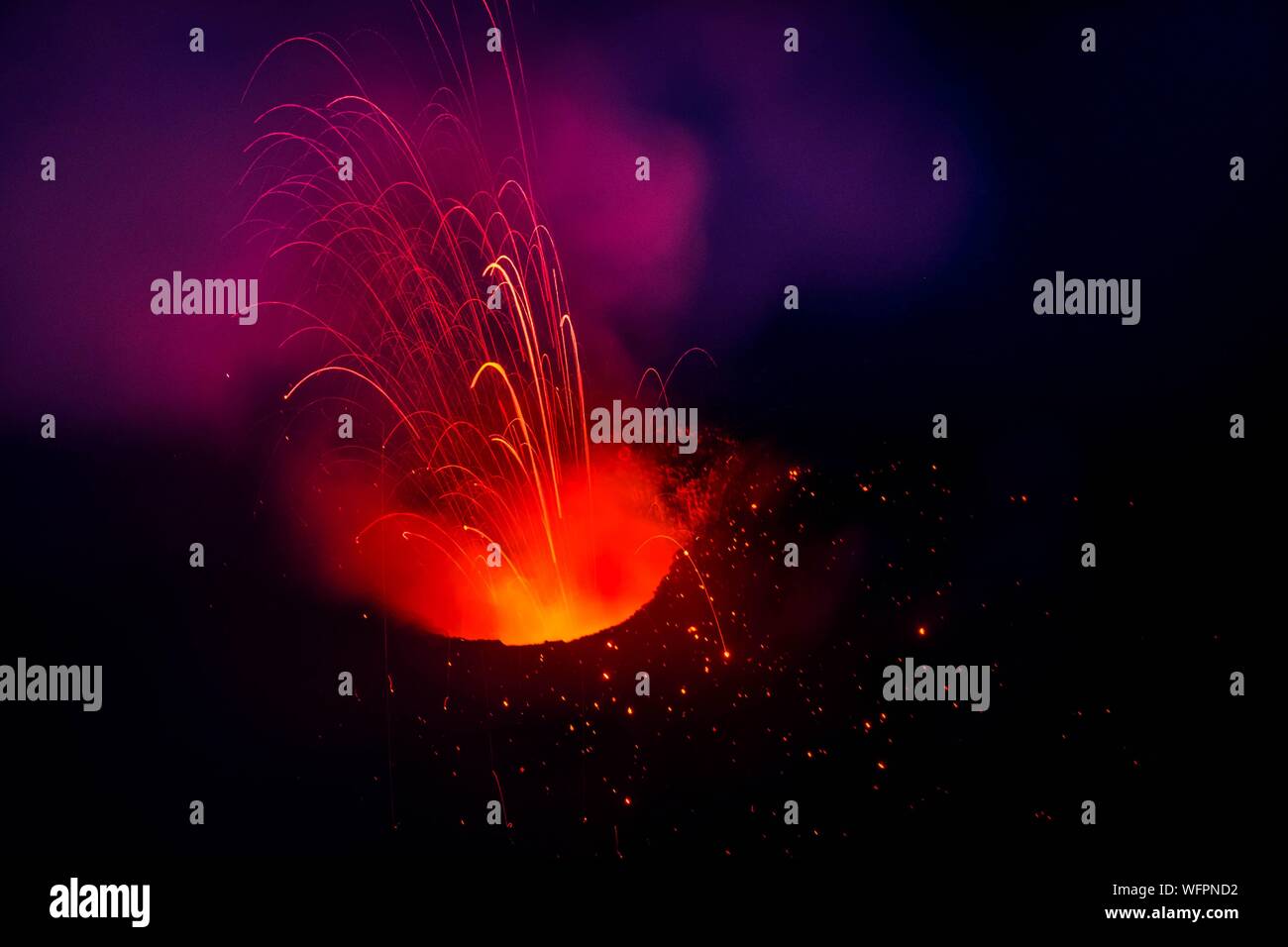 Volcanic bombs hi-res stock photography and images - Alamy