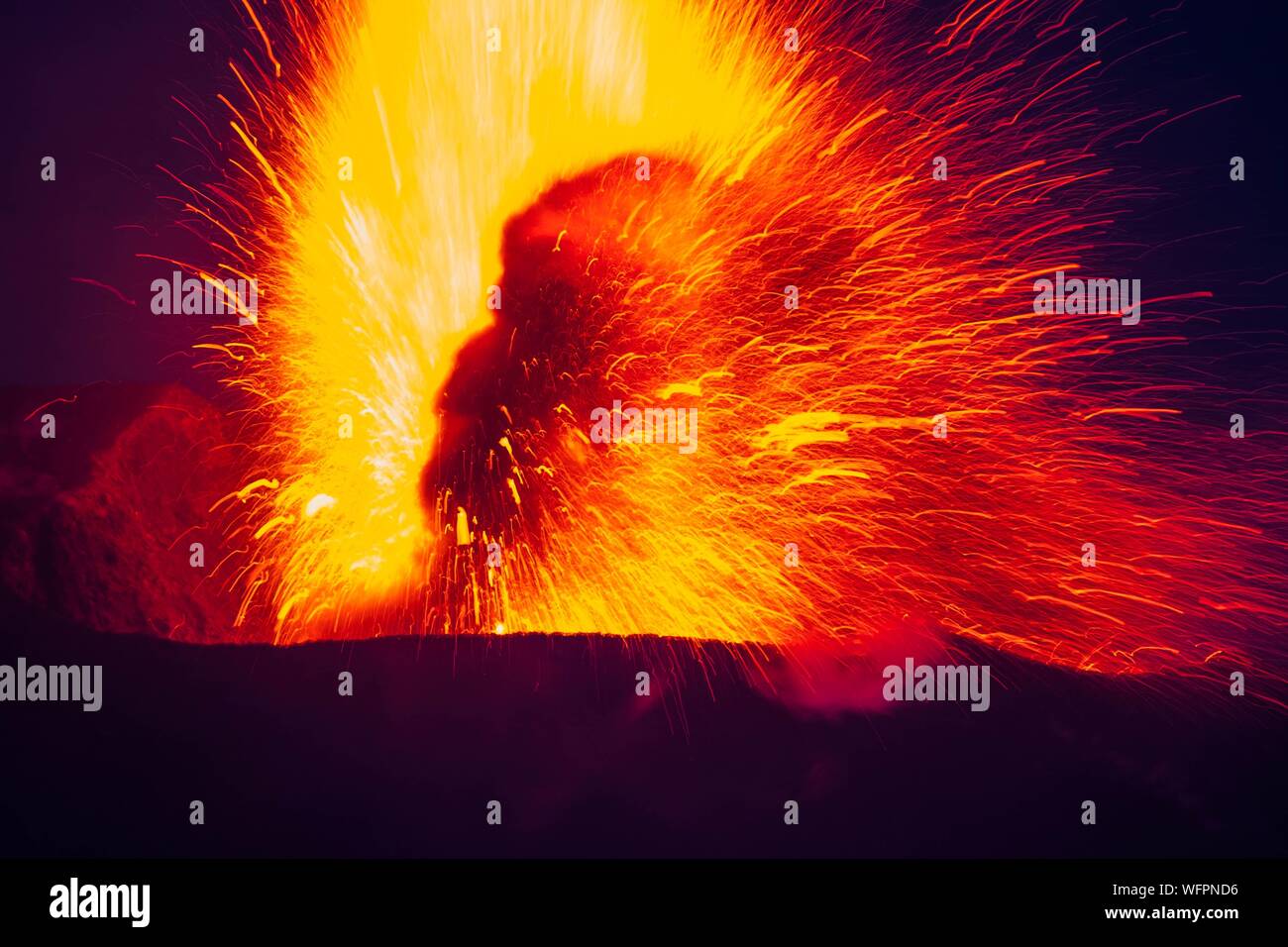 Volcanic bombs hi-res stock photography and images - Alamy
