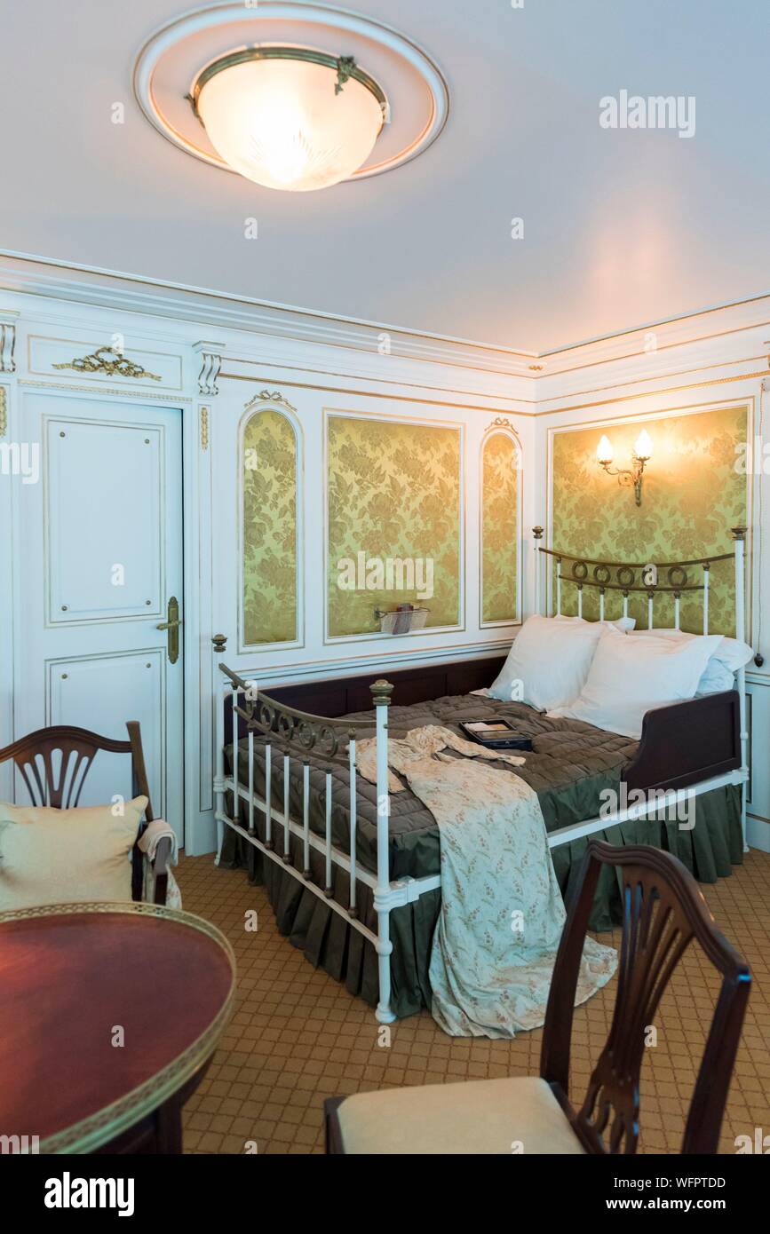 Titanic sea bed hi-res stock photography and images - Alamy