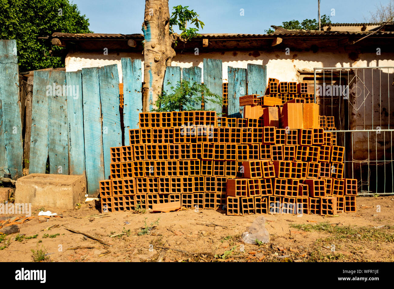 Poor brickwork hi-res stock photography and images - Alamy