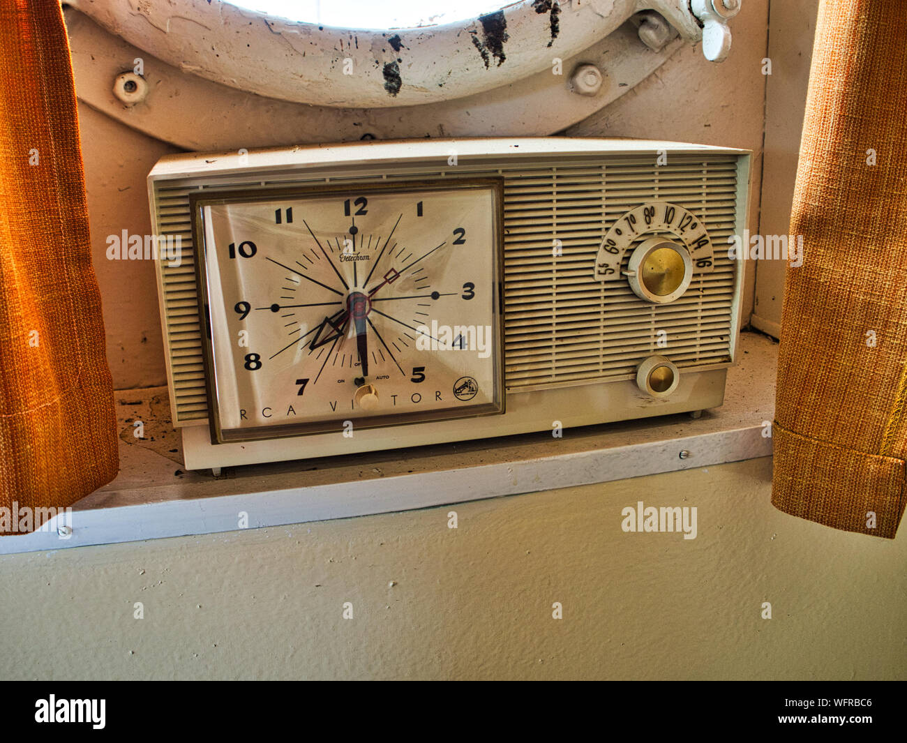 Vintage clock radio hi-res stock photography and images - Alamy