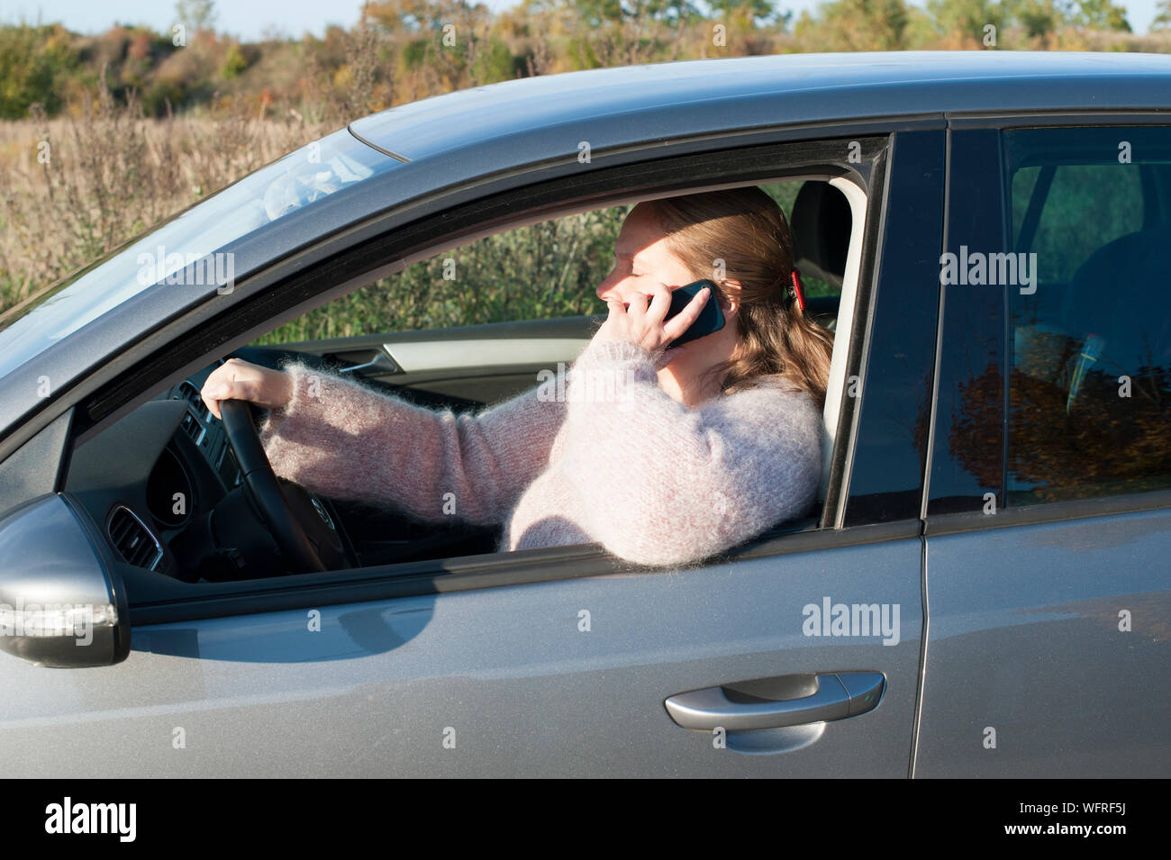 Driving and talking on the phone hi-res stock photography and images ...