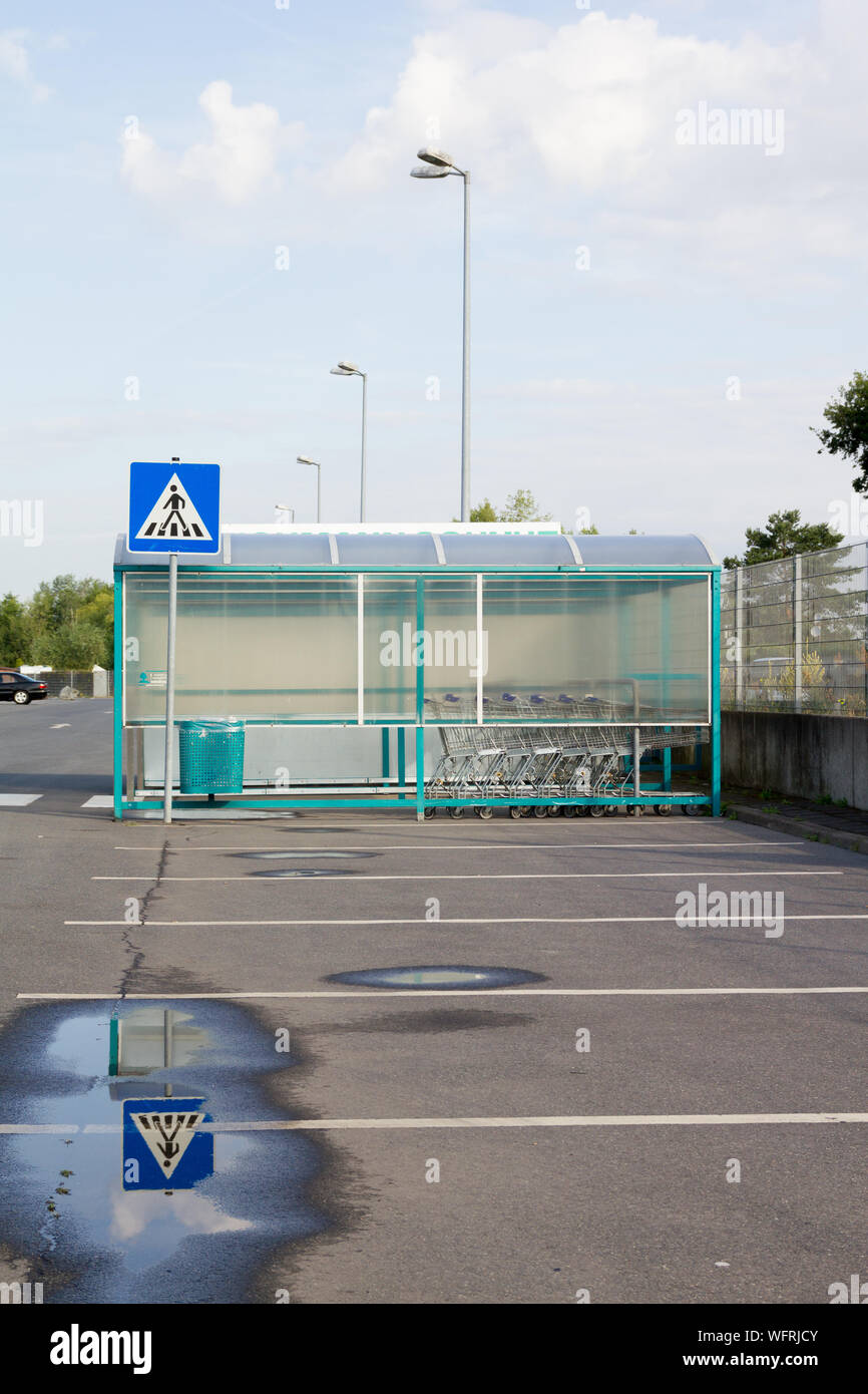 Empty parking lot area hi-res stock photography and images - Alamy