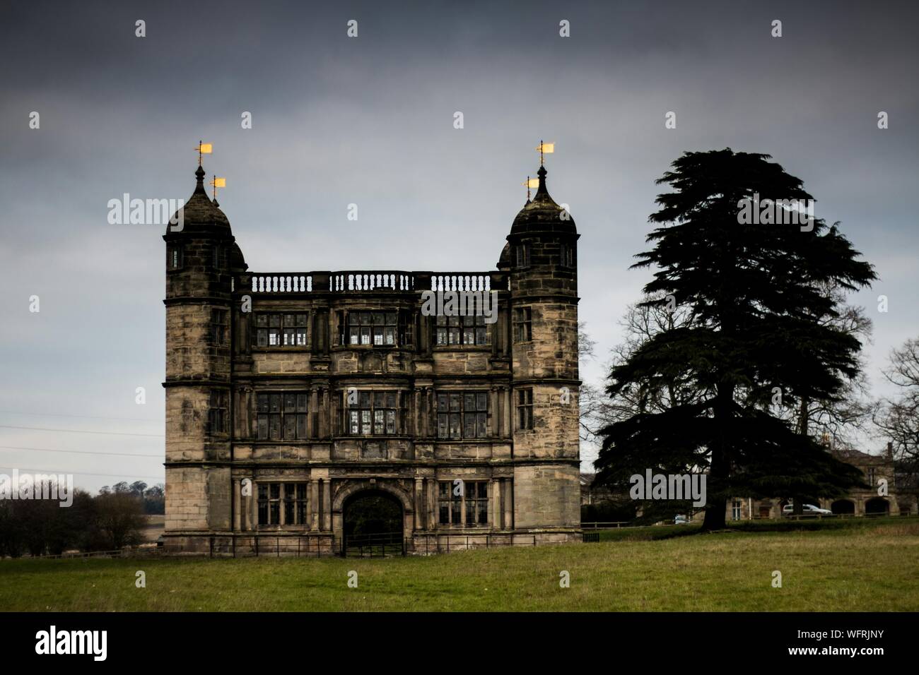 Stone built gatehouse hi-res stock photography and images - Alamy