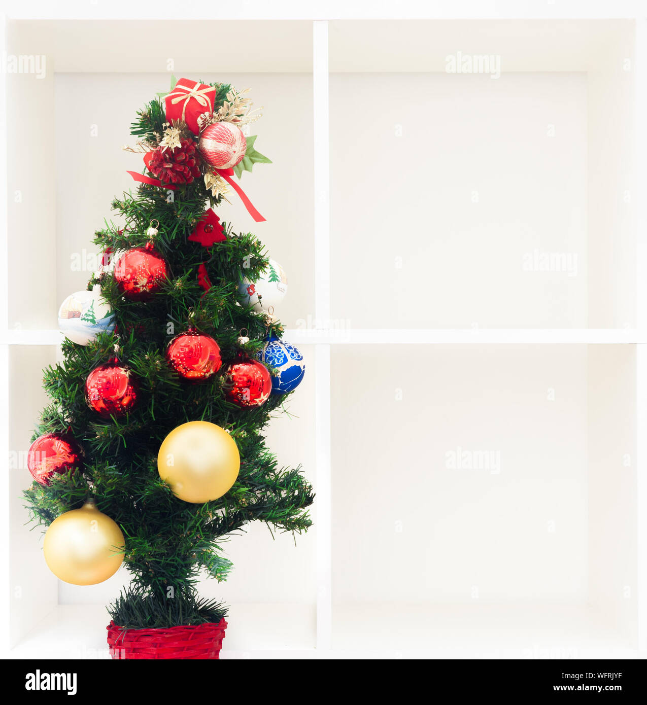 Empty shelf christmas hi-res stock photography and images - Alamy