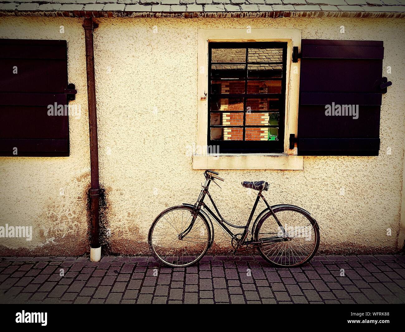Parked bicycle front of window hi-res stock photography and images - Alamy