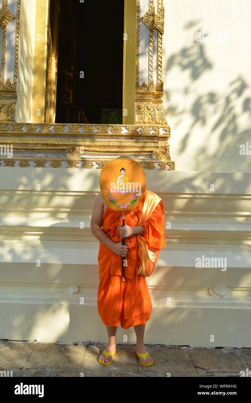 Holding sign hi-res stock photography and images - Alamy