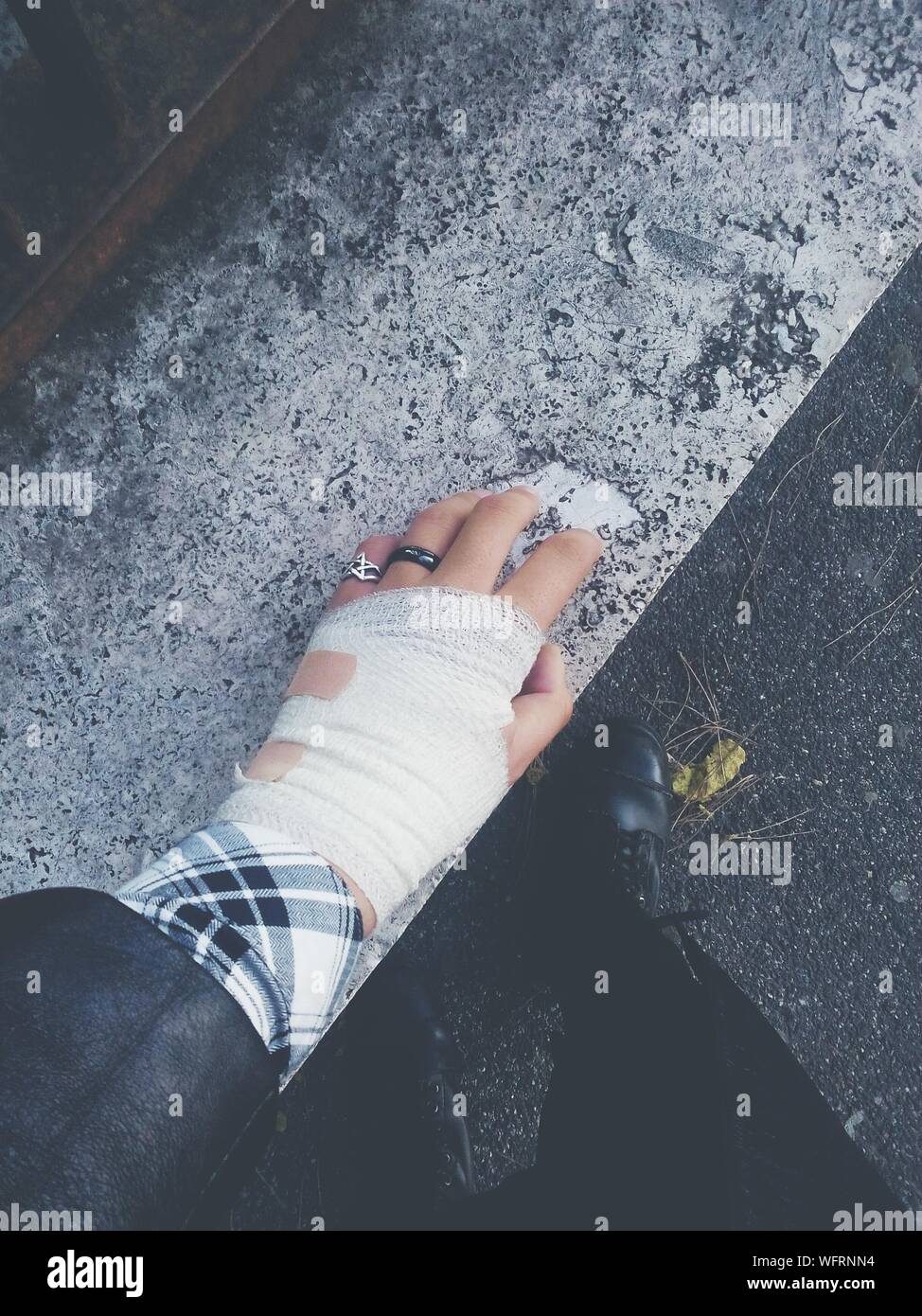 Bandaged up hand hi-res stock photography and images - Alamy