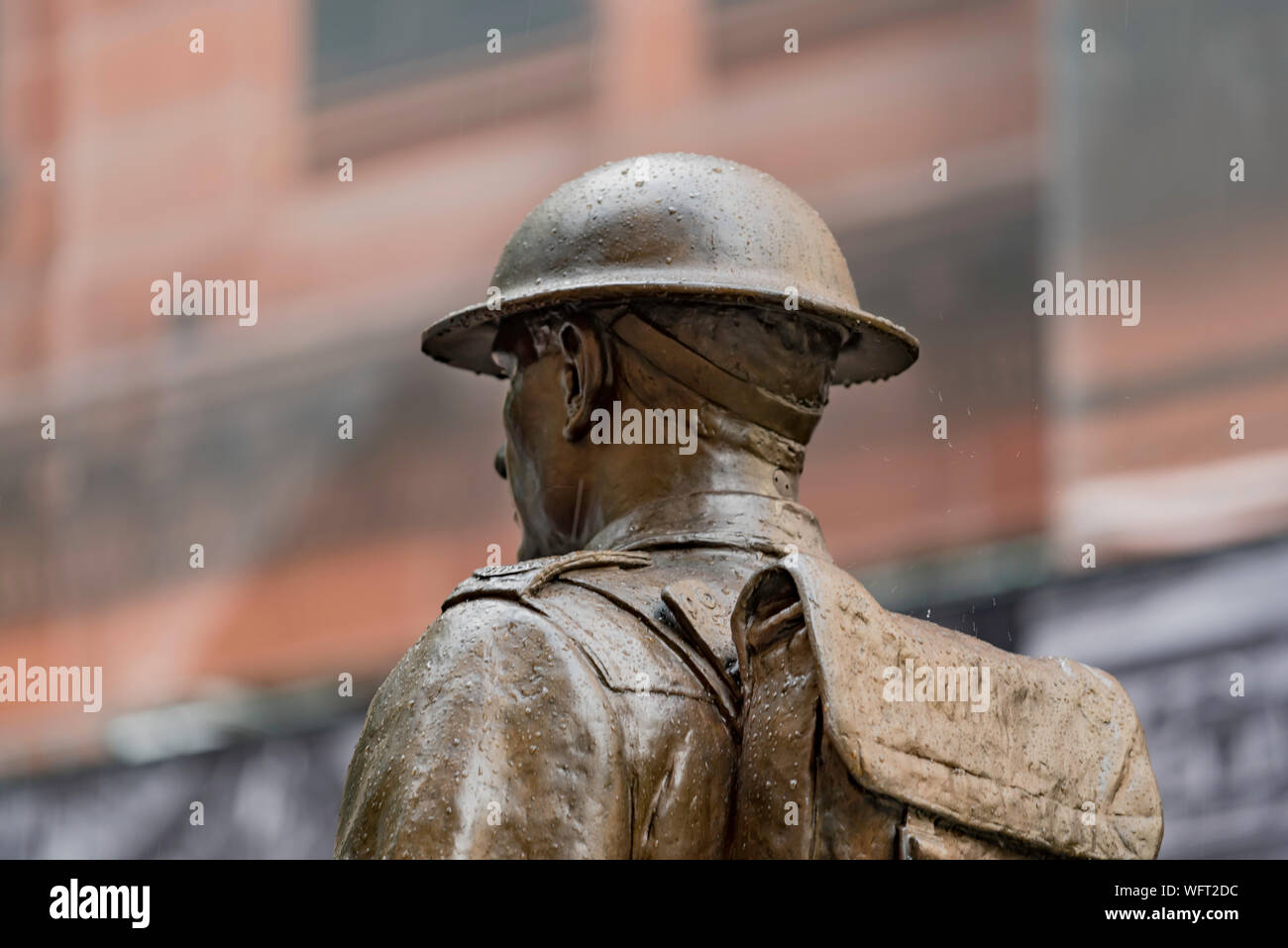 Bronze memorial statue australian anzac hi-res stock photography and ...