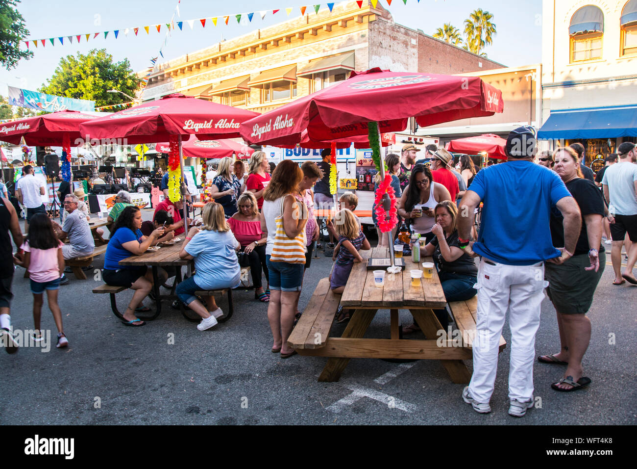 Crowd shot hi-res stock photography and images - Alamy