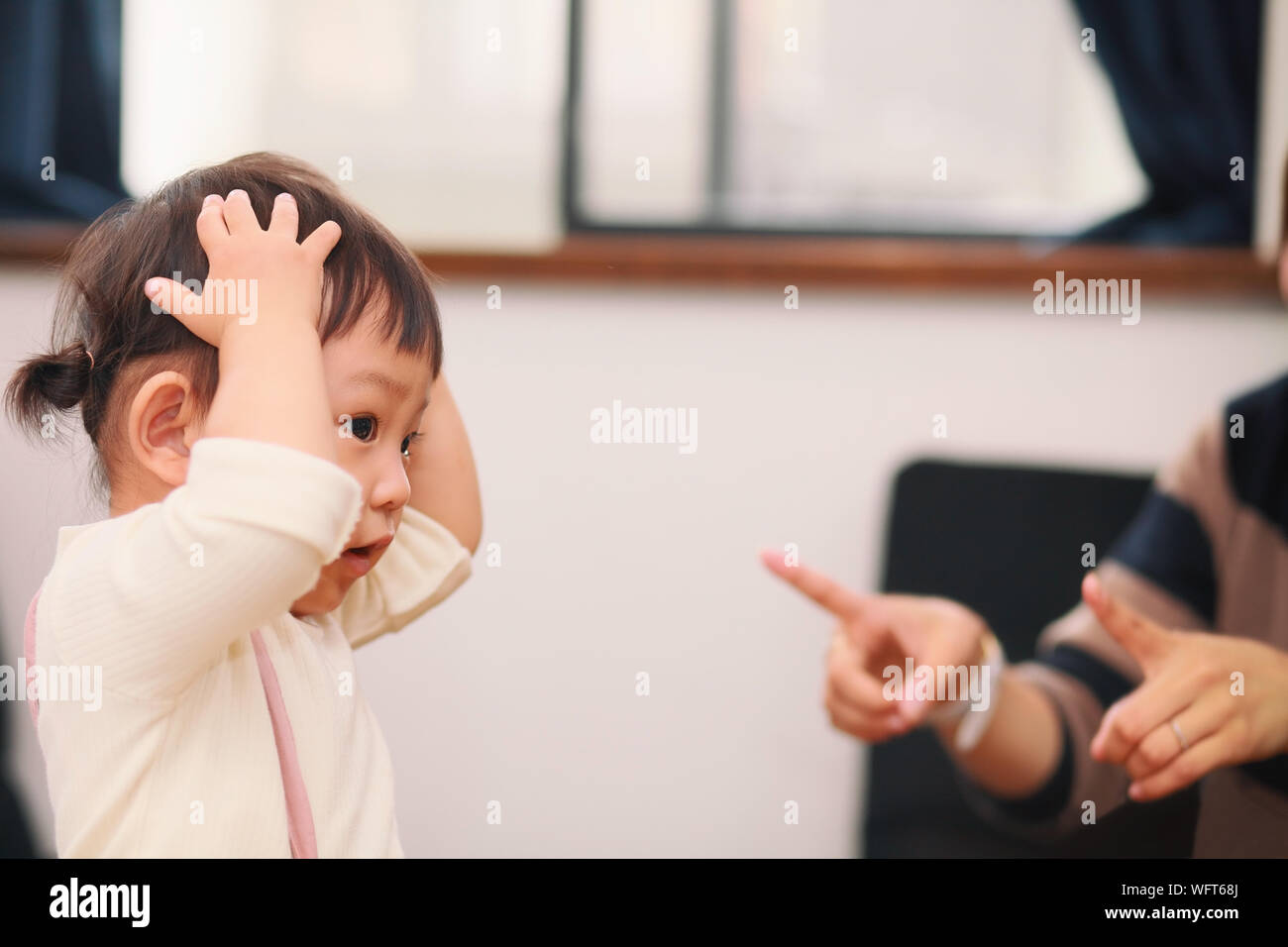 Two baby pointing hi-res stock photography and images - Alamy