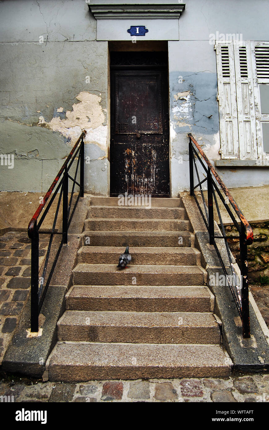 Front stoop stairs steps hi-res stock photography and images - Alamy