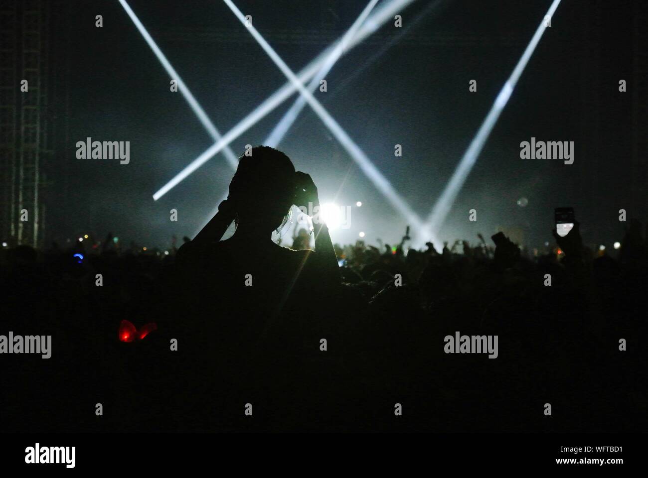 Crowd looking at stage hi-res stock photography and images - Alamy