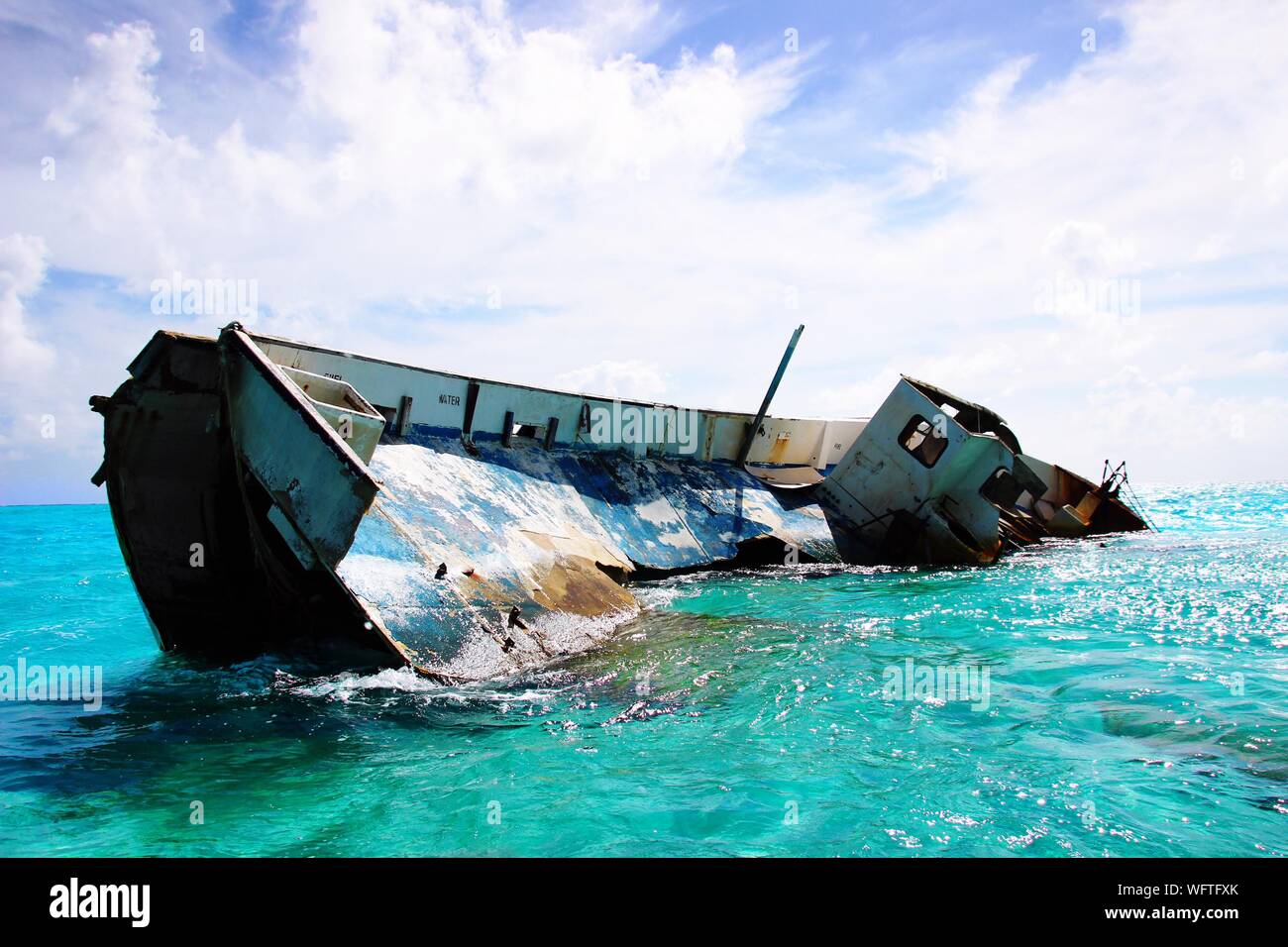 Sinking boat at sea hi-res stock photography and images - Alamy