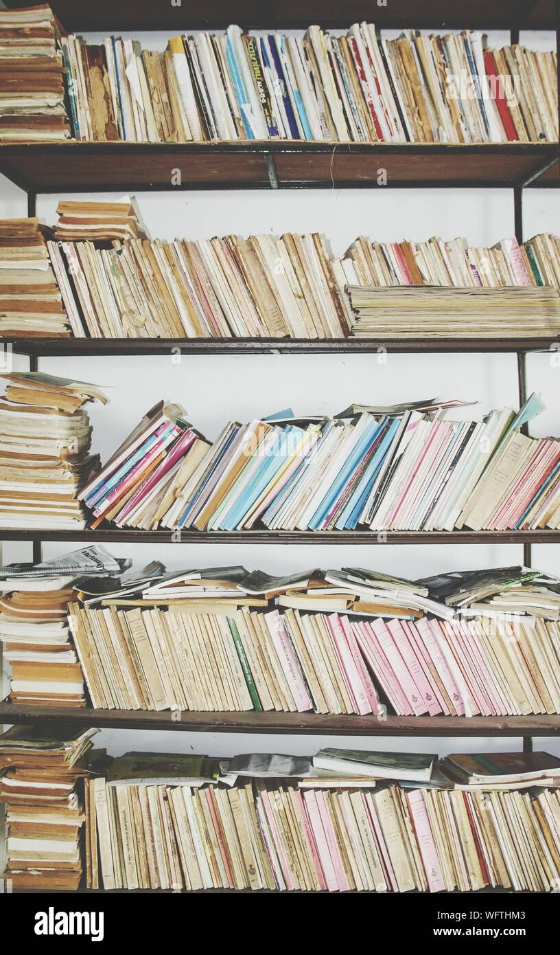 Bookshelf full old books hi-res stock photography and images - Alamy