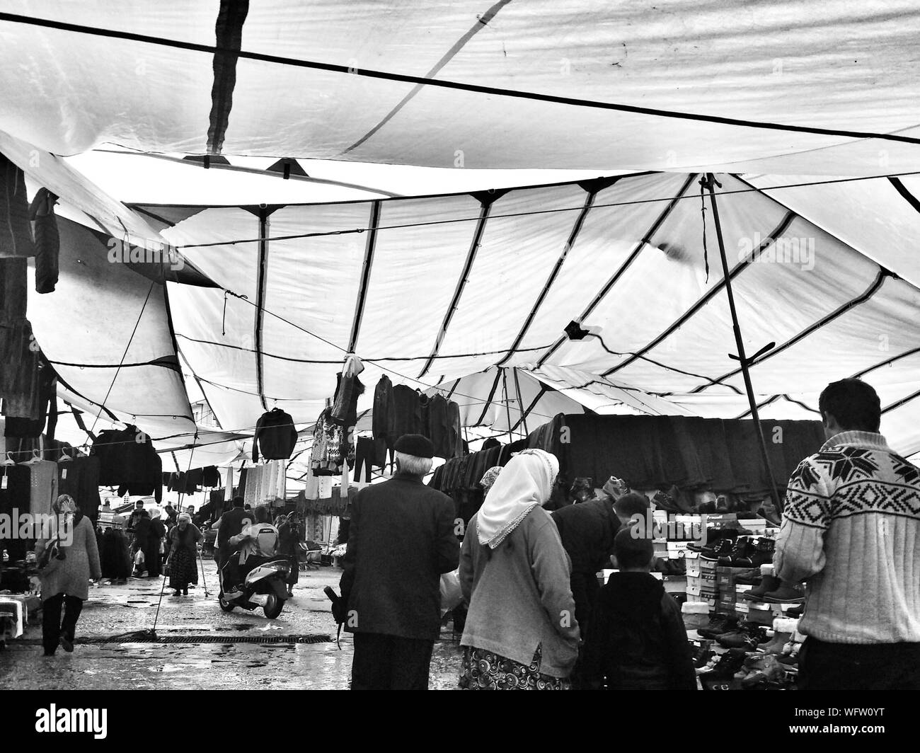People shopping at market hi-res stock photography and images - Alamy