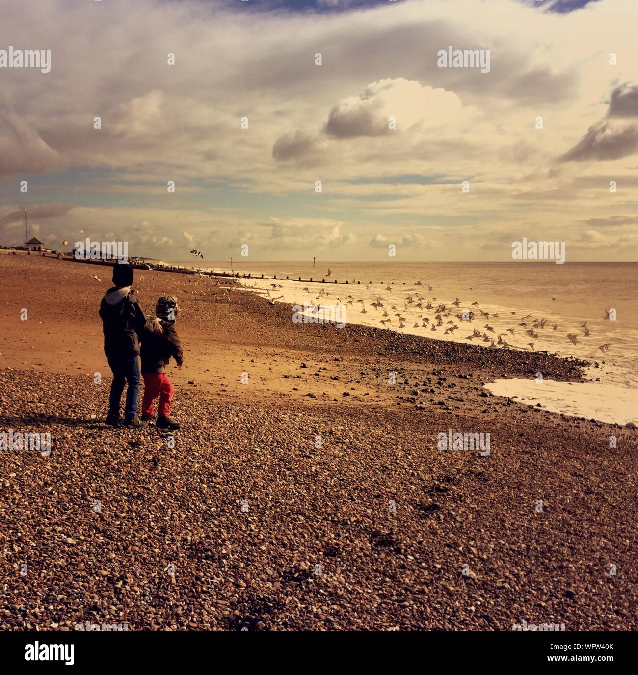 Side view two people hi-res stock photography and images - Alamy