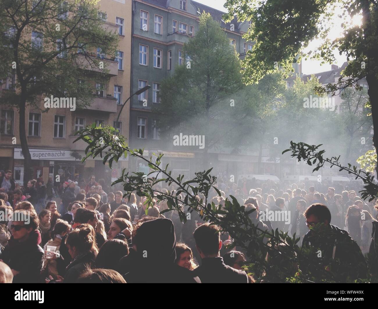 Crowd celebrating hi-res stock photography and images - Alamy