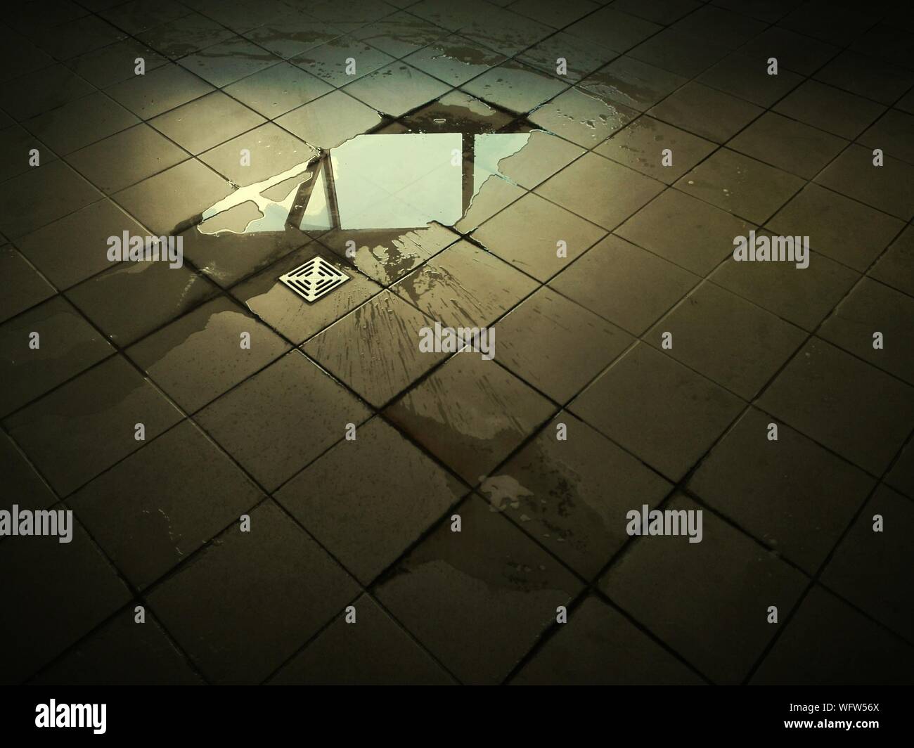 Falling water interior hi-res stock photography and images - Alamy