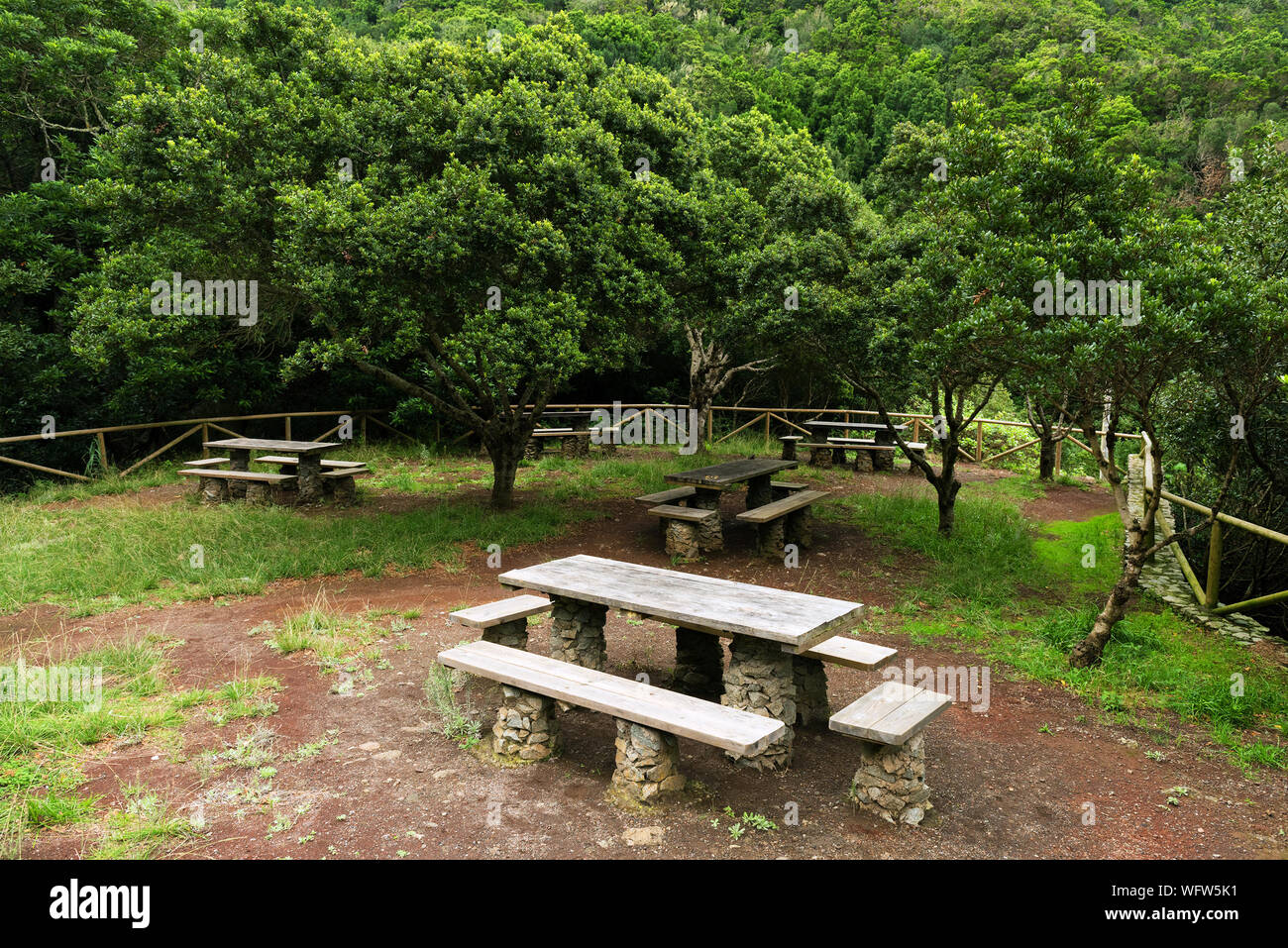 Empty park tables hi-res stock photography and images - Alamy
