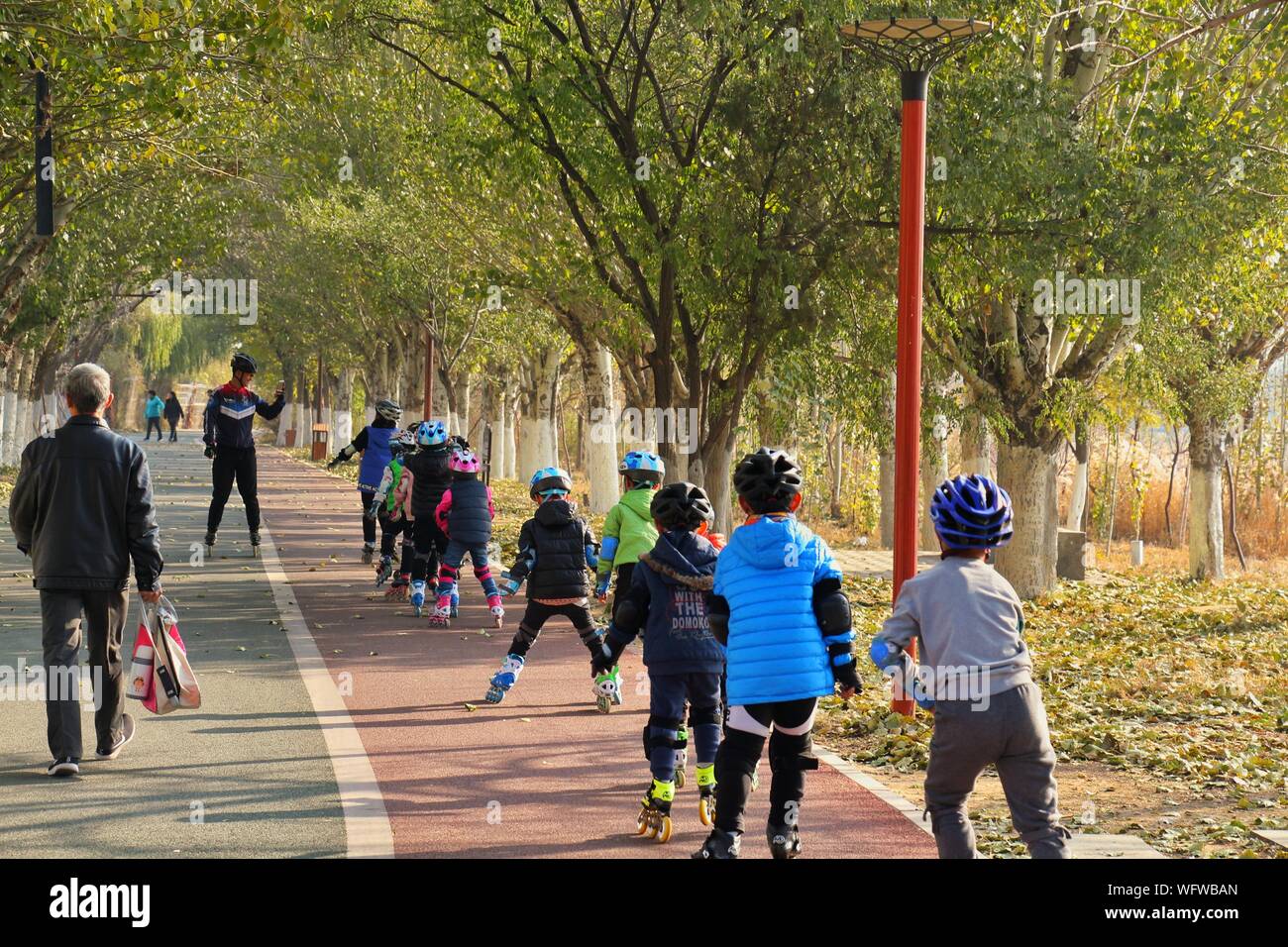 Children roller skating outdoors hi-res stock photography and images ...