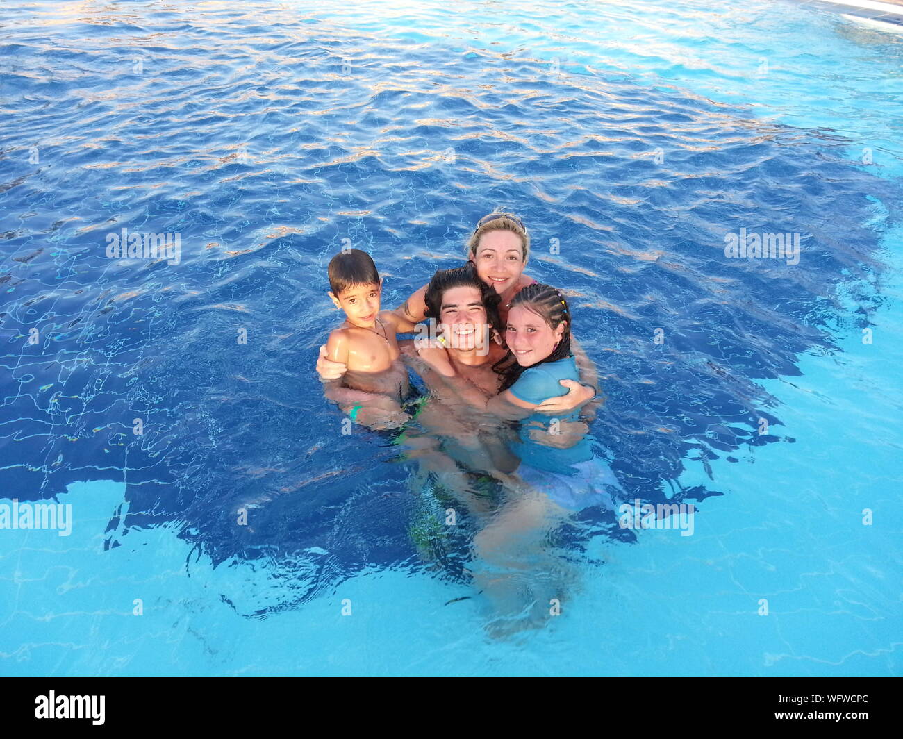 Family by swimming pool hi-res stock photography and images - Alamy