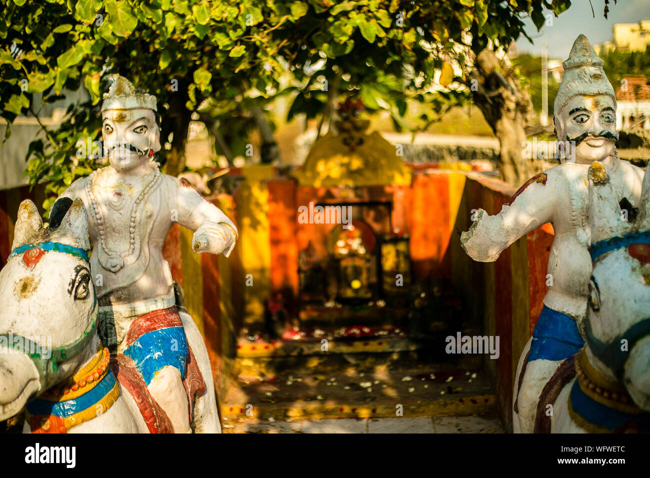 Two statues hi-res stock photography and images - Alamy