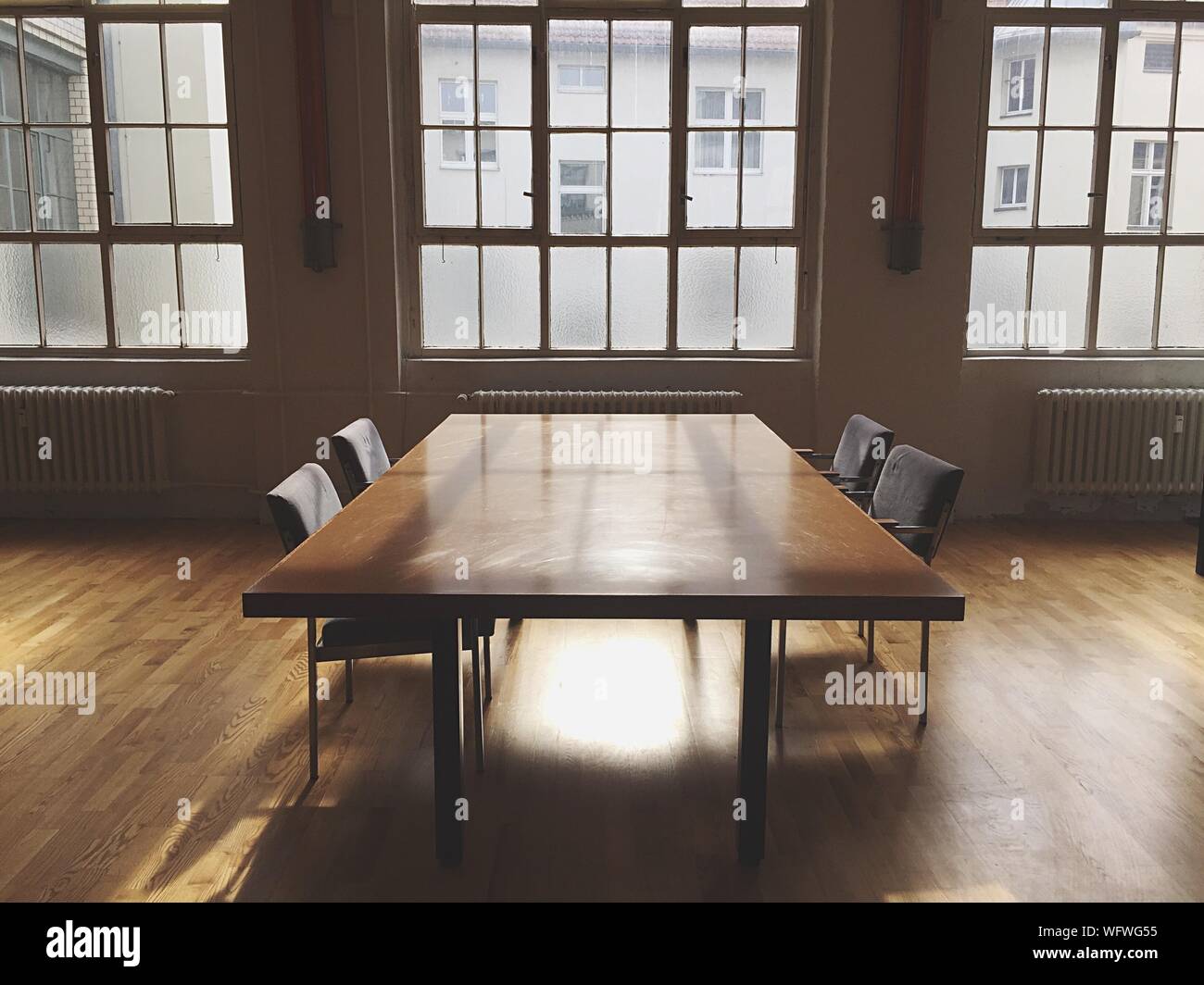Empty meeting room in office table hi-res stock photography and images ...
