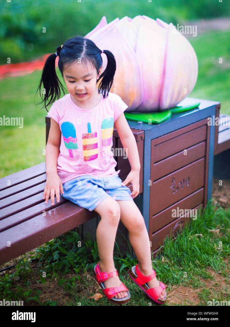 Girl sitting on bench hi-res stock photography and images - Alamy