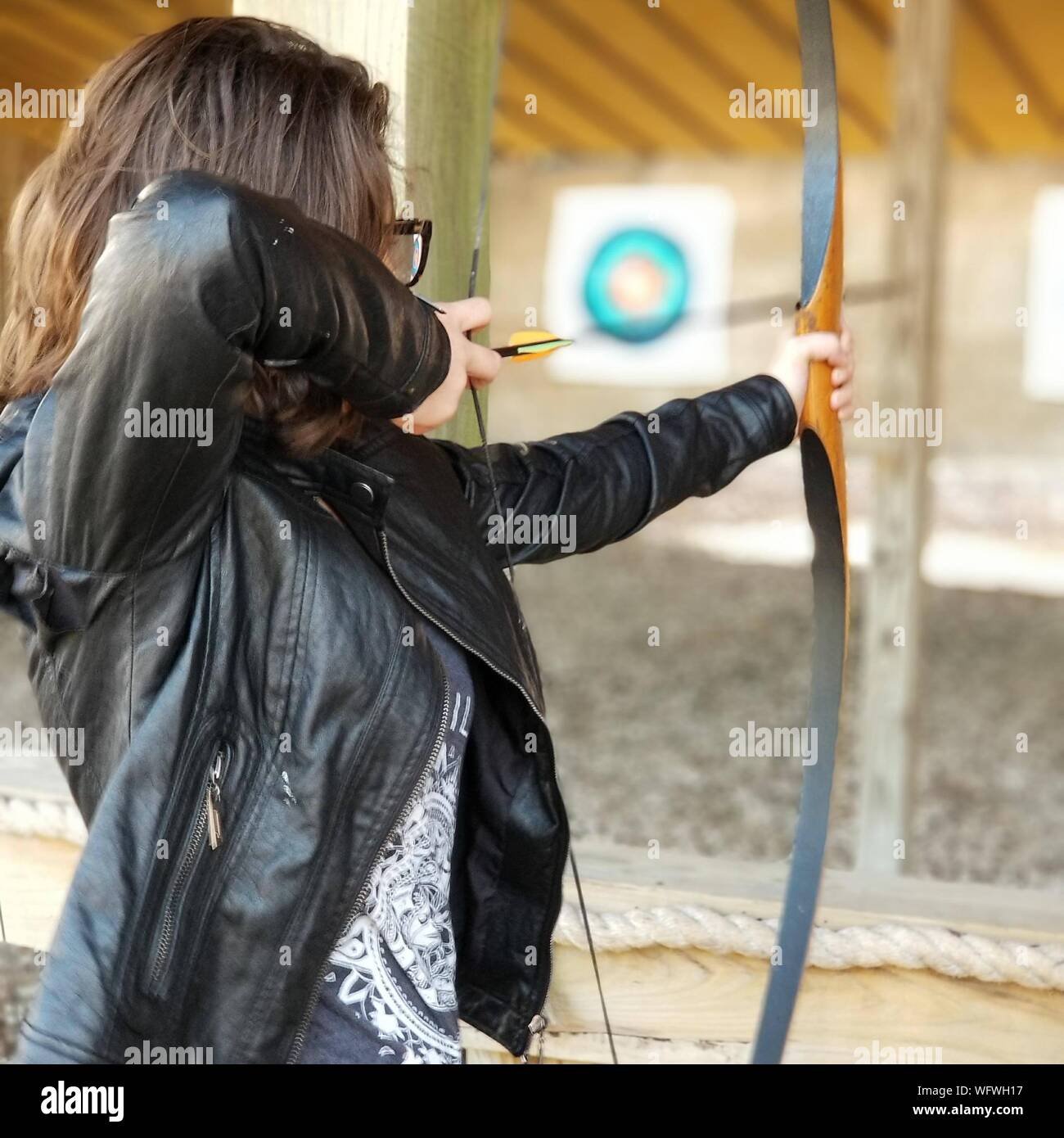 Woman aiming hi-res stock photography and images - Alamy