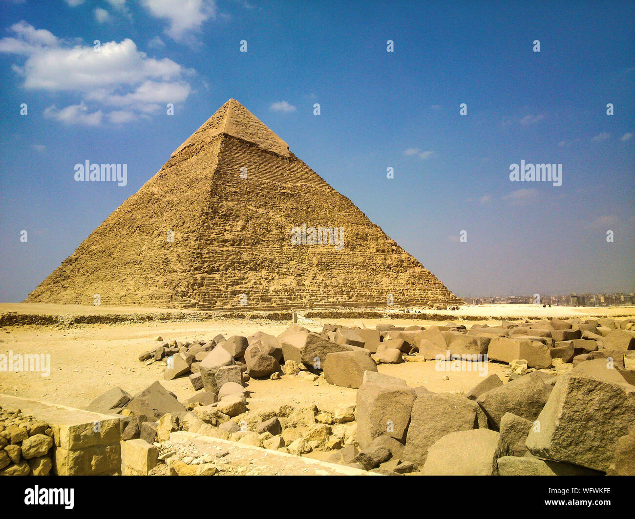 Pyramid in desert hi-res stock photography and images - Alamy