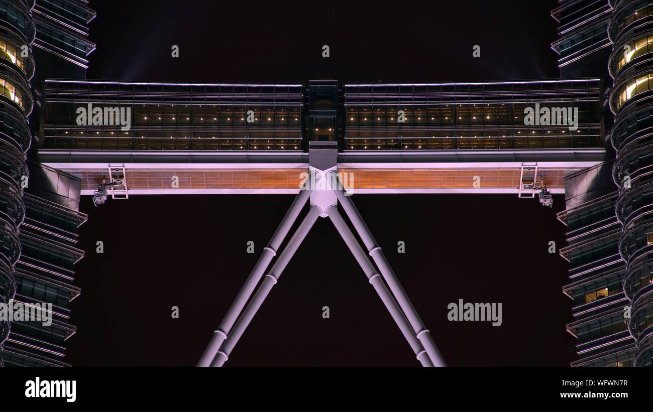 High walkway connecting buildings hi-res stock photography and images ...