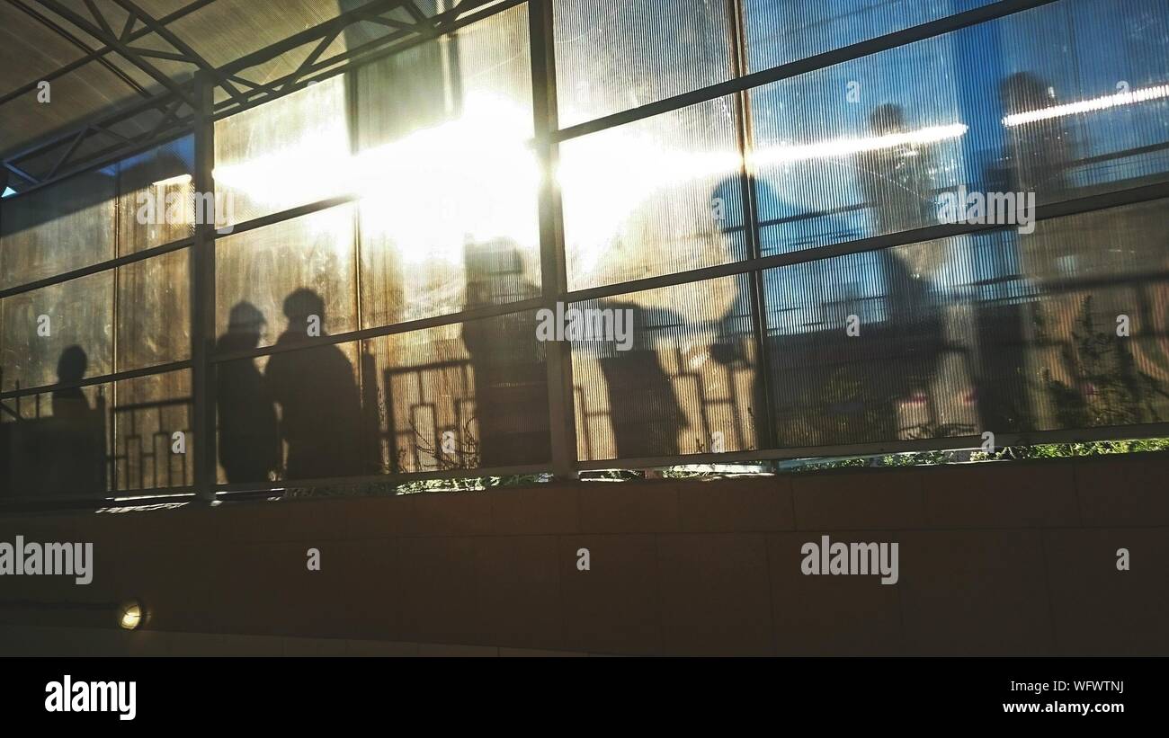 Shadow people glass window window hi-res stock photography and images ...
