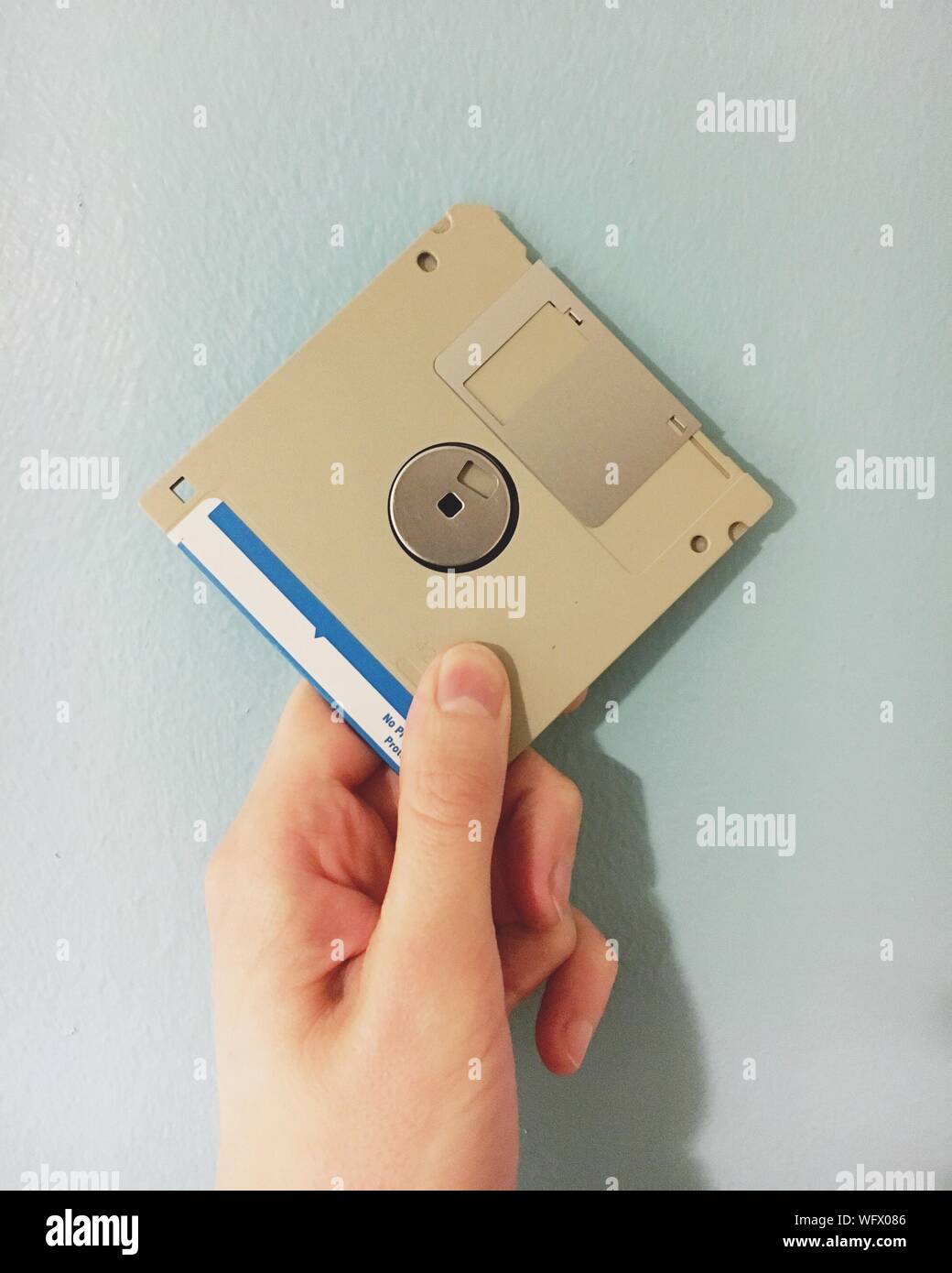 Hand holding floppy disk hi-res stock photography and images - Alamy