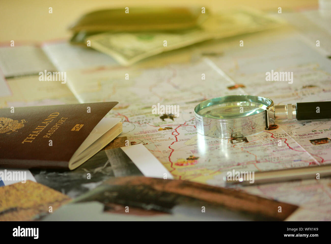 Magnifying glass map hi-res stock photography and images - Alamy