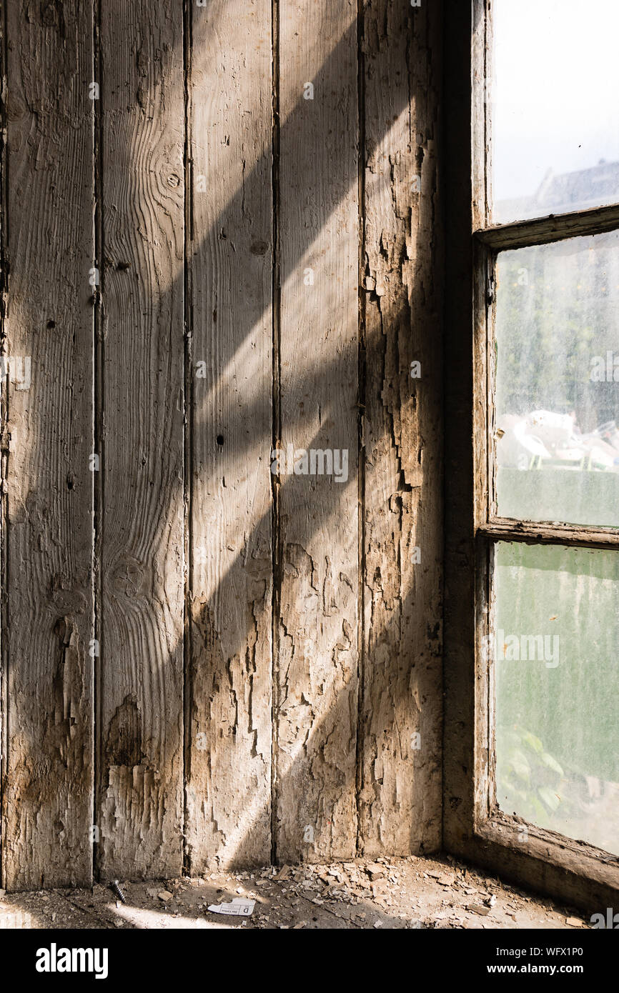 Sunlight through window on wall hi-res stock photography and images - Alamy
