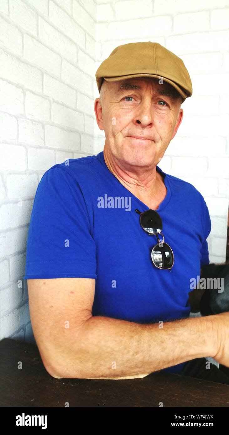 Flat cap camera man hi-res stock photography and images - Alamy