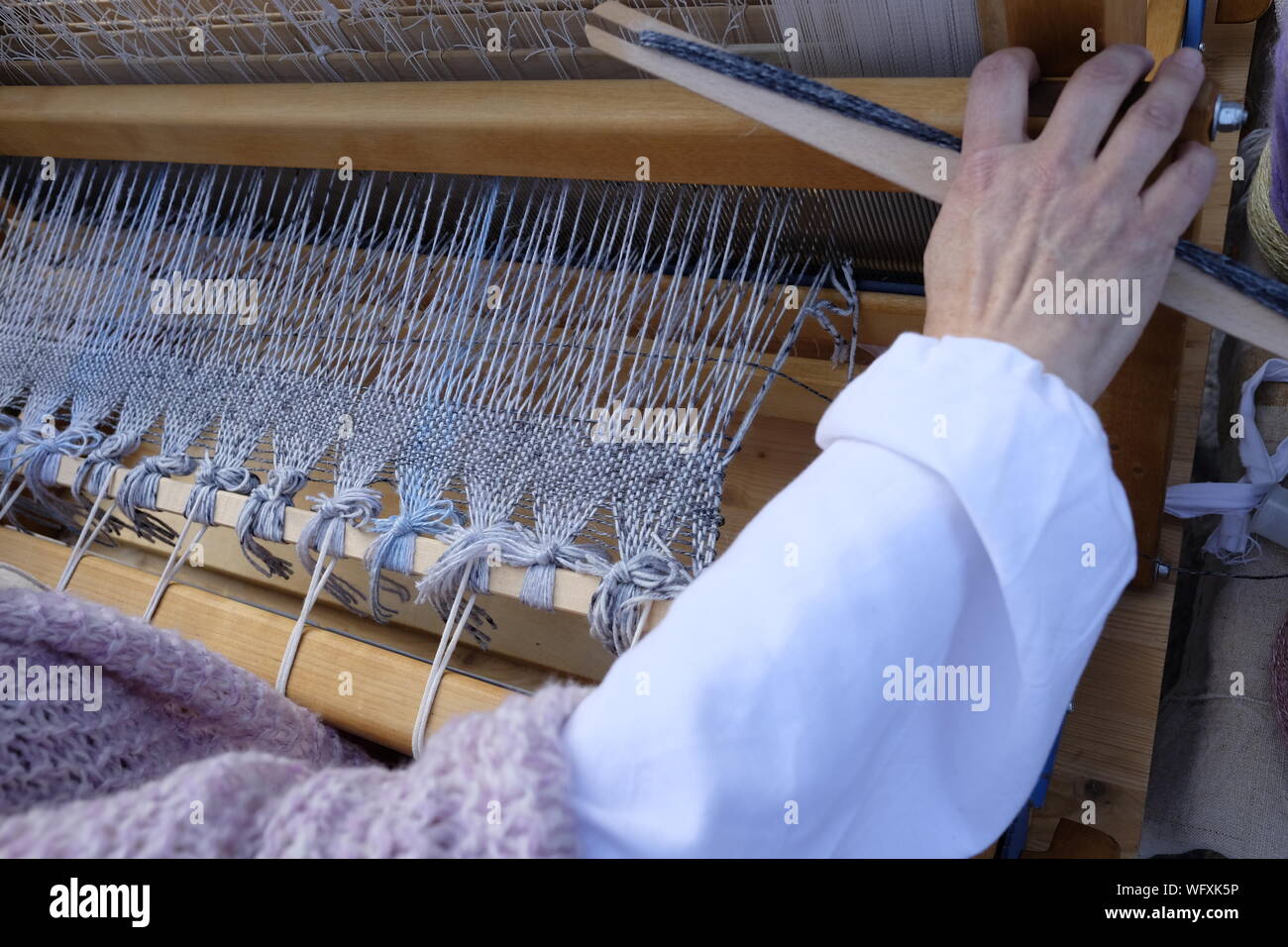 Man weaving loom hi-res stock photography and images - Alamy