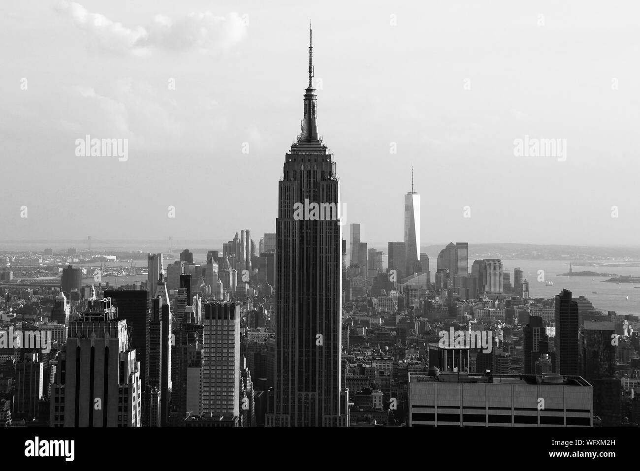 Modern city skyline hi-res stock photography and images - Alamy