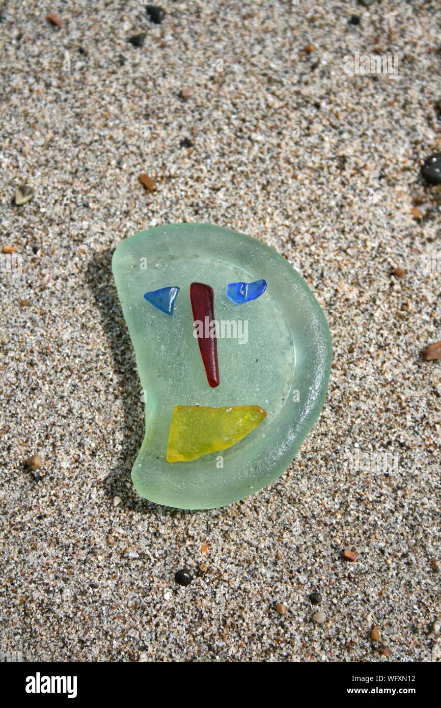 Smiley face on the beach hi-res stock photography and images - Alamy