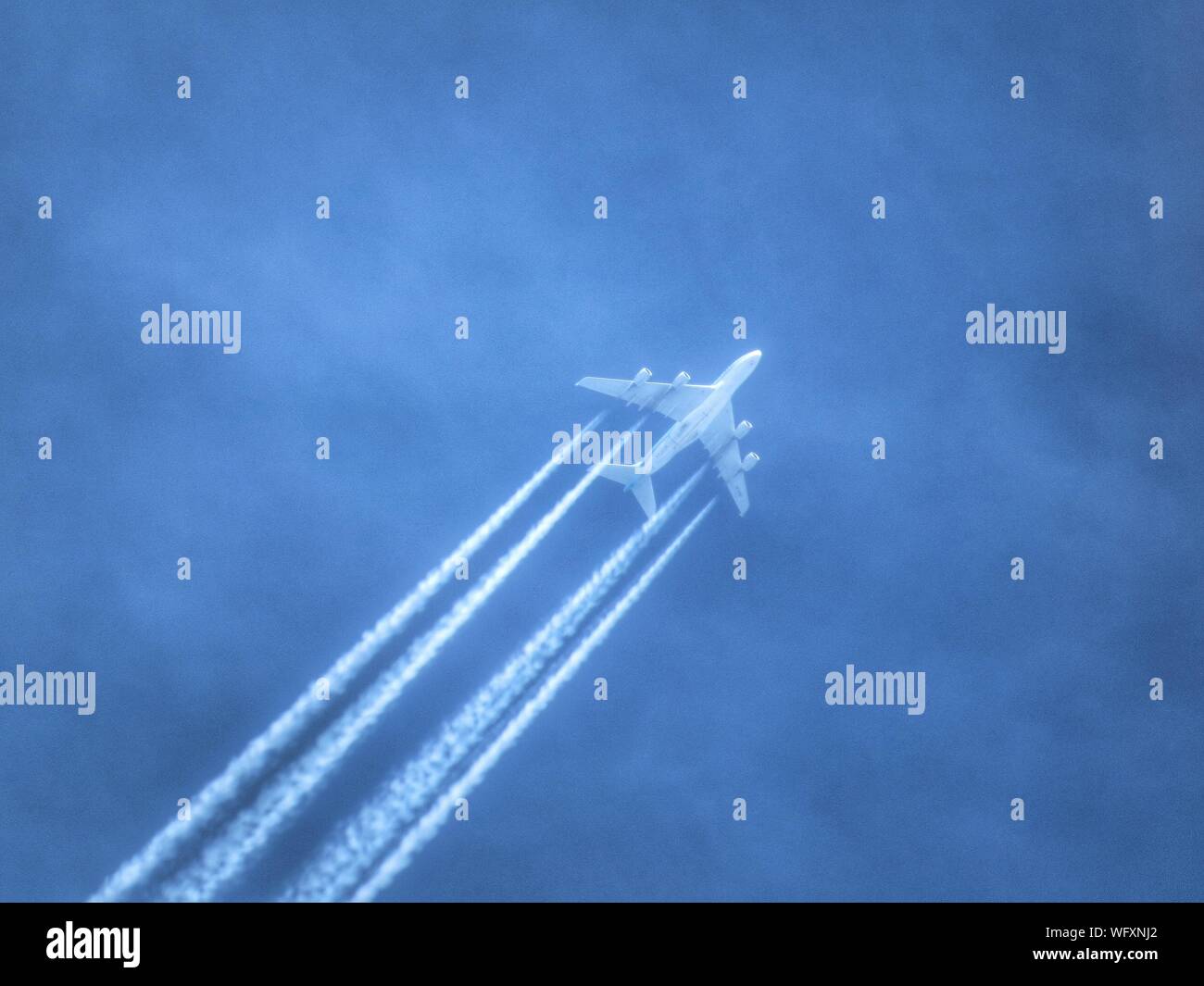 Airplane trails hi-res stock photography and images - Alamy