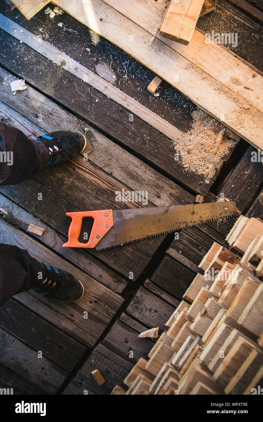 Saw planks hi-res stock photography and images - Alamy