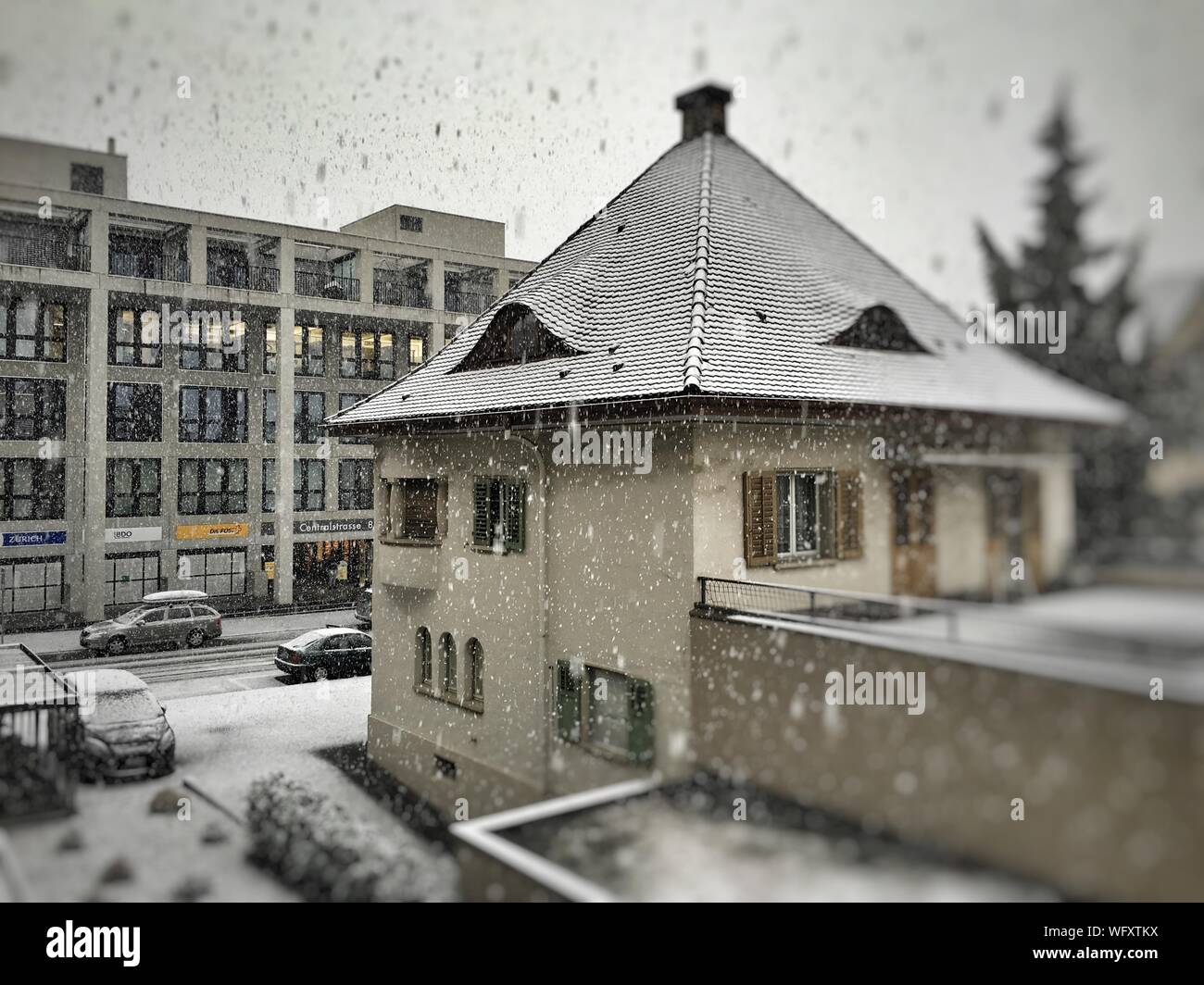 Buildings sky snowfall architecture hi-res stock photography and images ...