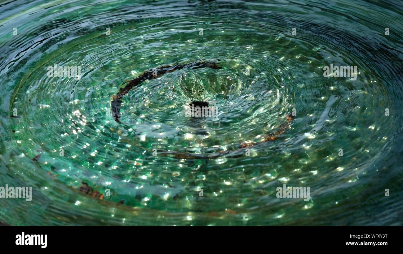Concentric ripples hi-res stock photography and images - Alamy