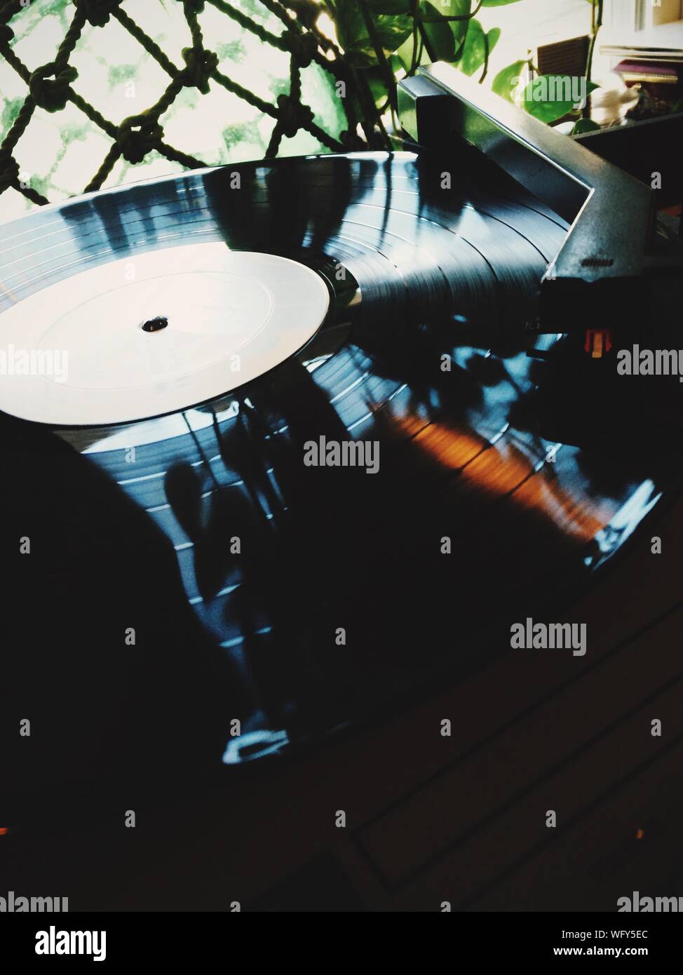 Playing record player hi-res stock photography and images - Alamy