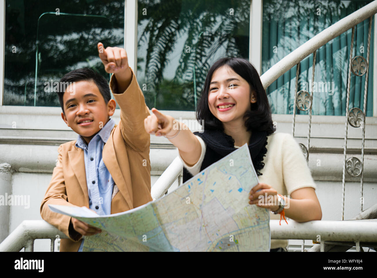Child holding map hi-res stock photography and images - Alamy