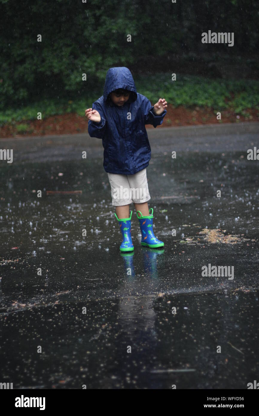 Puddle reflection child hi-res stock photography and images - Alamy