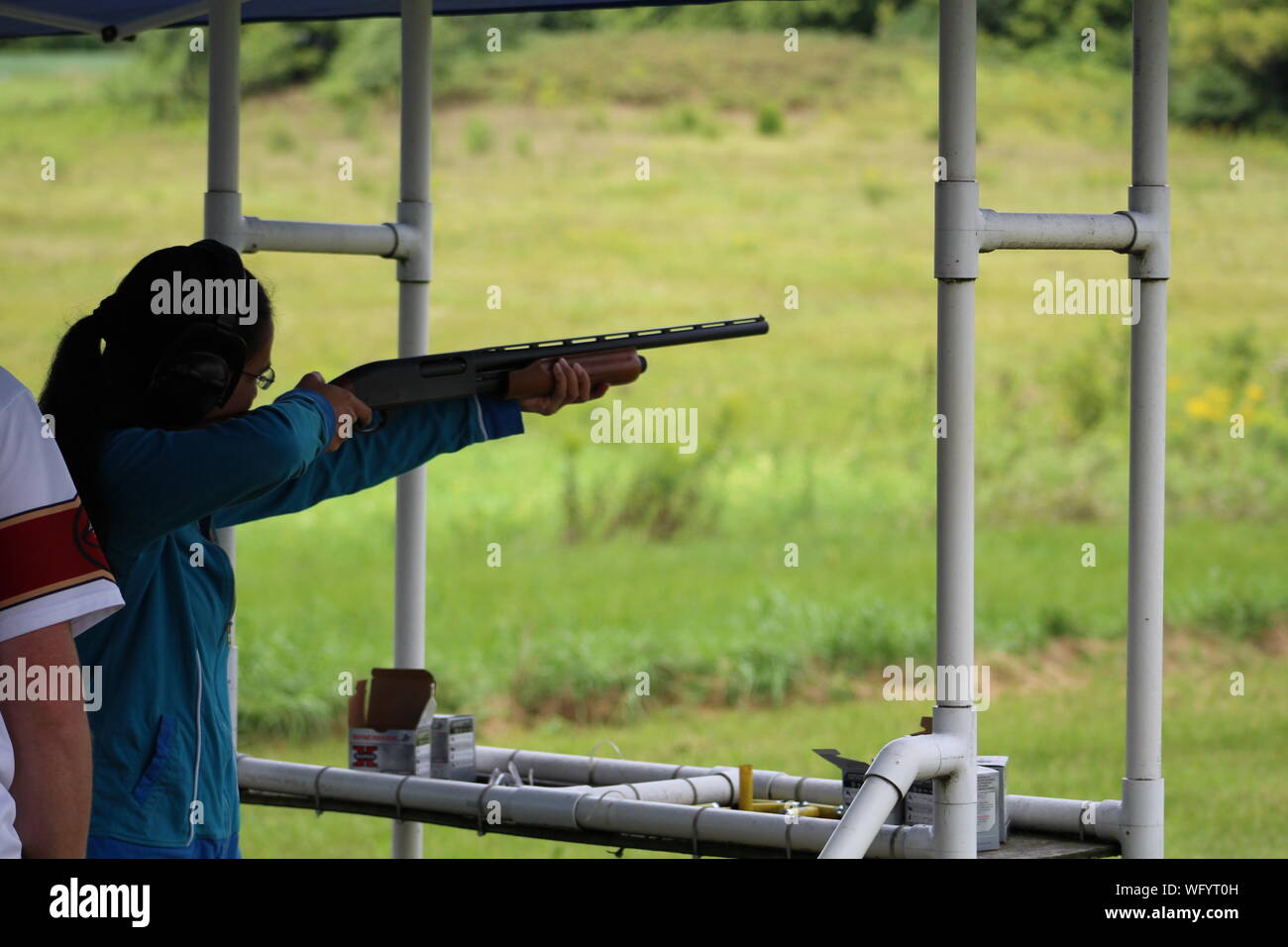 Woman aiming hi-res stock photography and images - Alamy