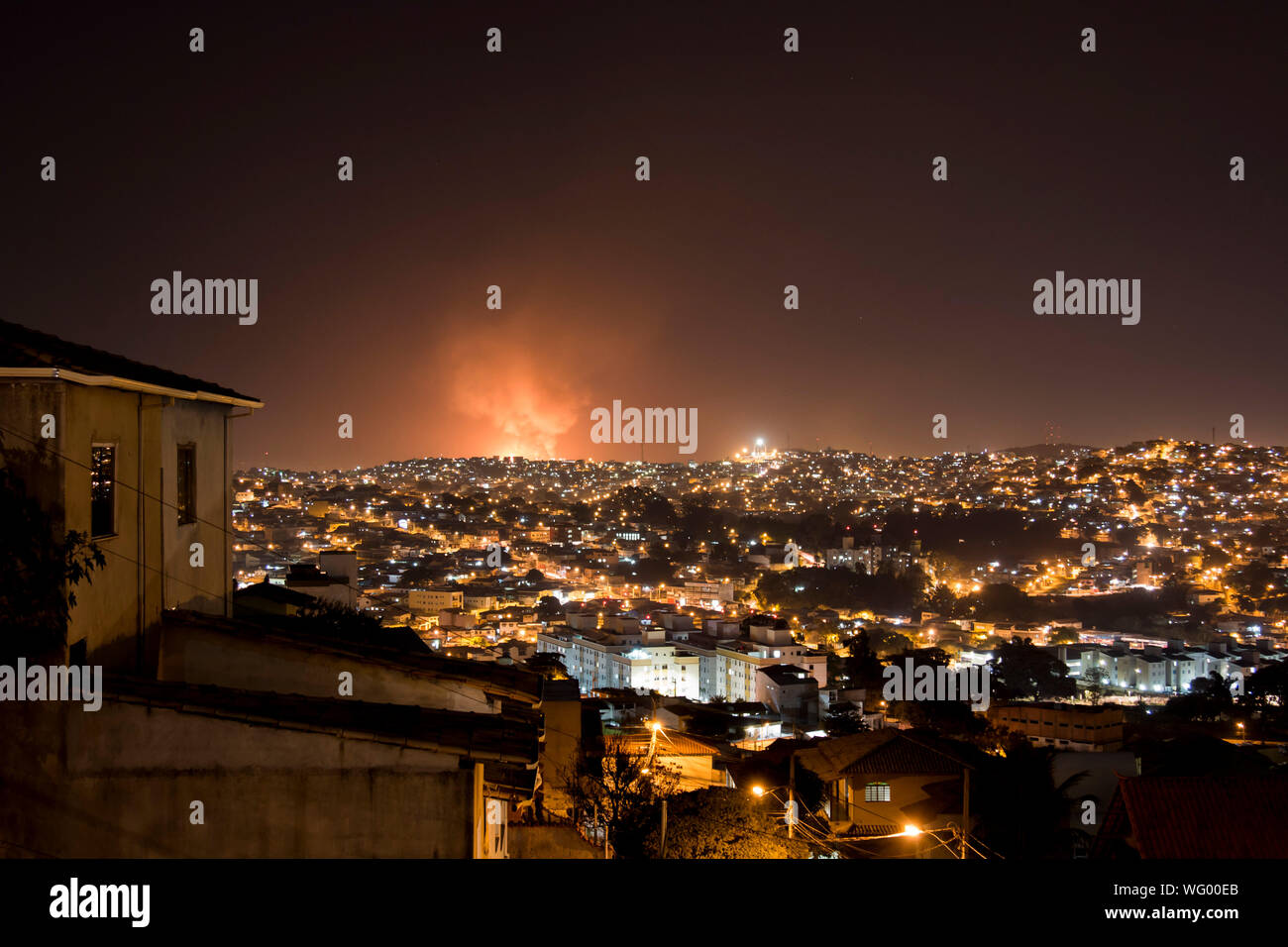 Fire in the city hi-res stock photography and images - Alamy